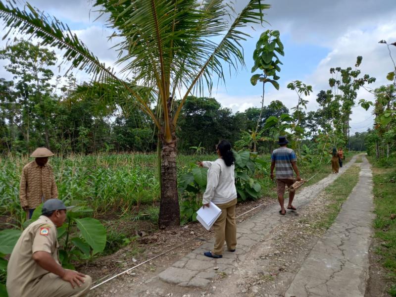 Survey Lokasi dan Pemasangan Patok Pembangunan Talud Kalangan 1